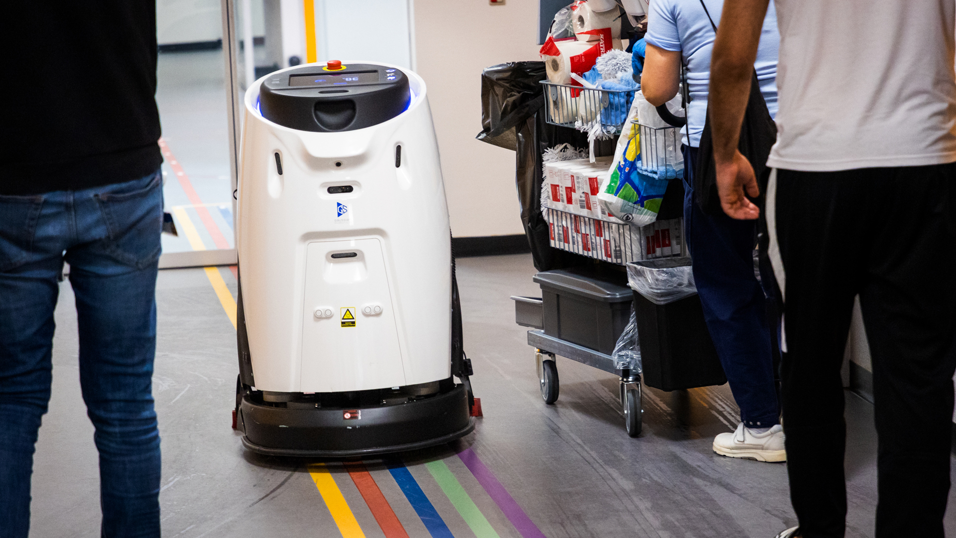 Robotten vasker selv gulvet på sygehuset